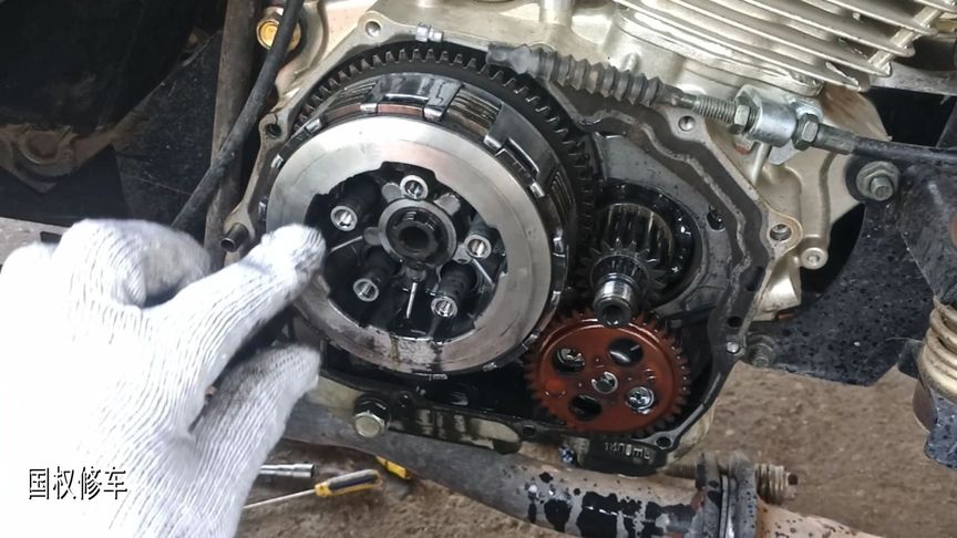 三轮车上坡无力,油门加大跑不快;你知道该怎么修理吗?师傅教你