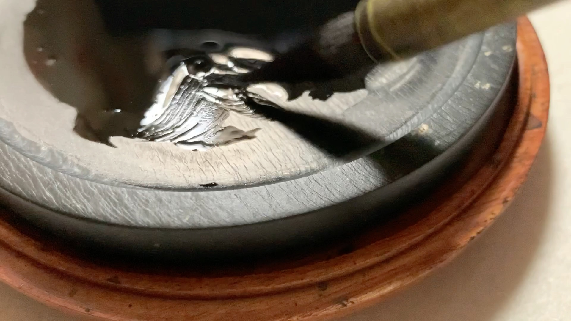 磨墨实验:不同砚台磨出来的墨液细腻度区别还是很大的。以比较粗的...