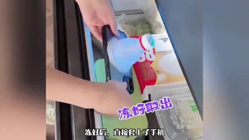 女子夏天玩手机太烫做个自制手机散热器