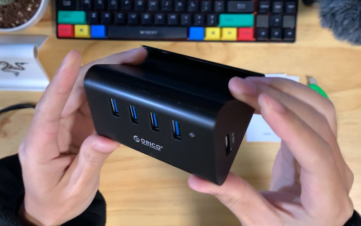 多功能的产品真的好用吗?它既是USB扩展器又是手机支架