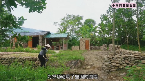 用砖混结构为农场建造一座大门,焊接顶部框架并铺设铁皮屋顶