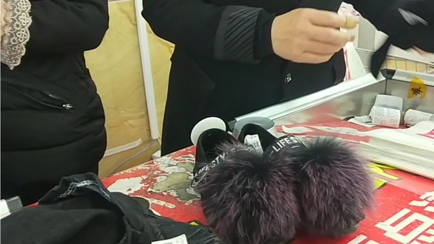 商场倒闭,大家都在抢购服装,小微也去淘了三件,直呼太划算了