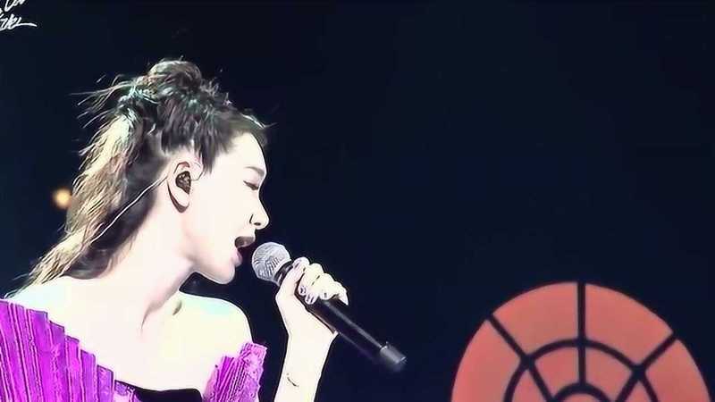 戚薇超好听现场版《第三人称》,七哥真是美如画!26251