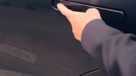 零跑c11增程标配的门把手是这样的,按一下弹起,打开车门