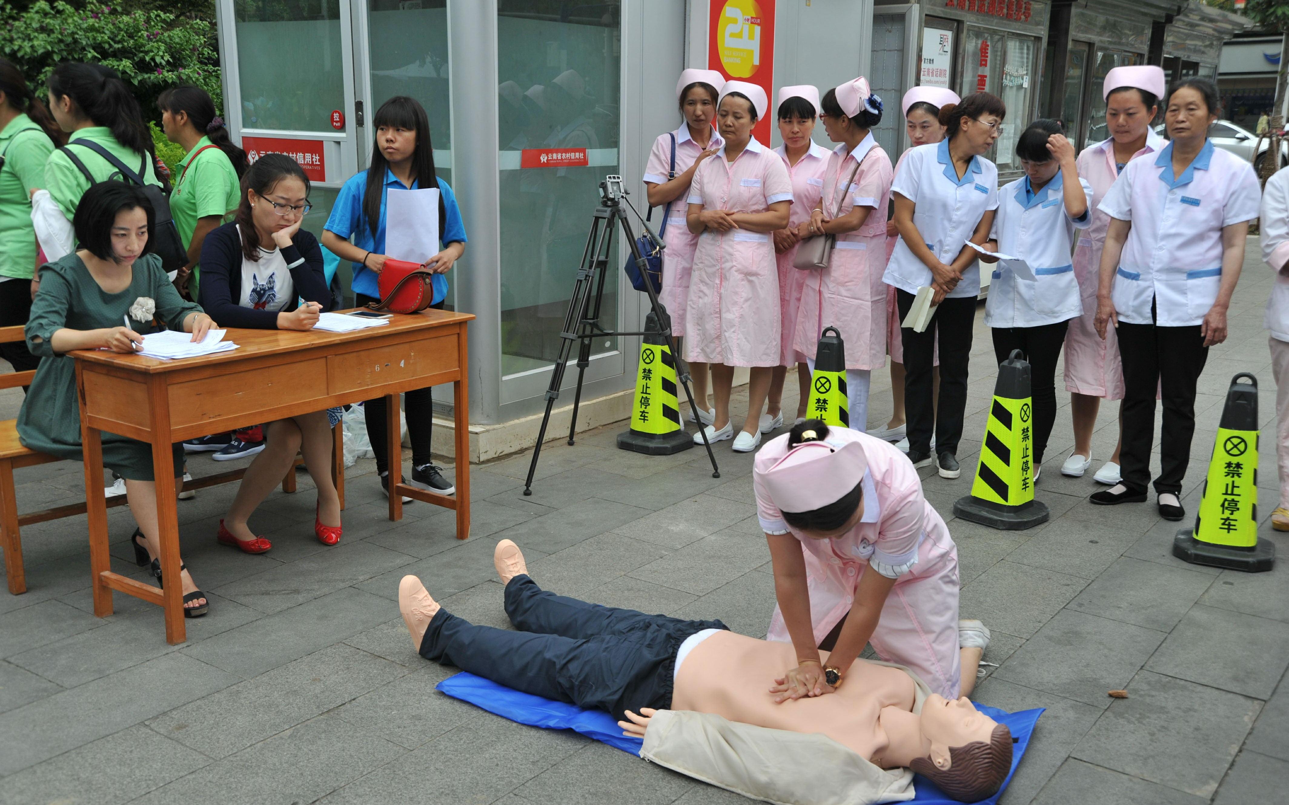 家政服务员才艺赛 刀工拼盘、熨烫衬衫、快速去除顽固污渍、宝宝...