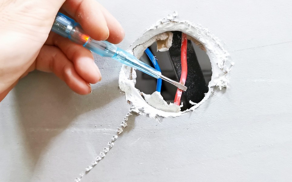 墙里的电线打破皮了,火线一直漏电怎么办?教你一招,完美修复