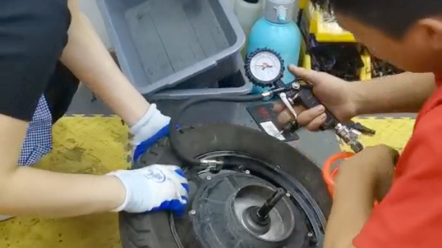 如何正确给小牛电动车轮胎打气