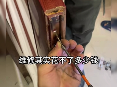 掉滑门推拉不动上门维修更滑滑轮