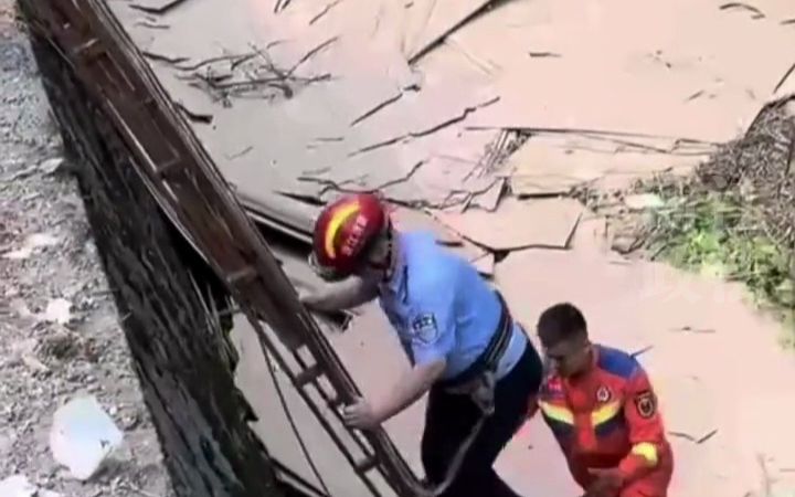 货车出事故打110求助,民警处理时掉坑里又打119求助。网友:消防员是...