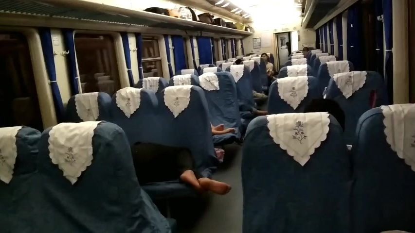 昆明到成都:暑期高峰已过 火车卧铺依然紧张 硬座空成这样