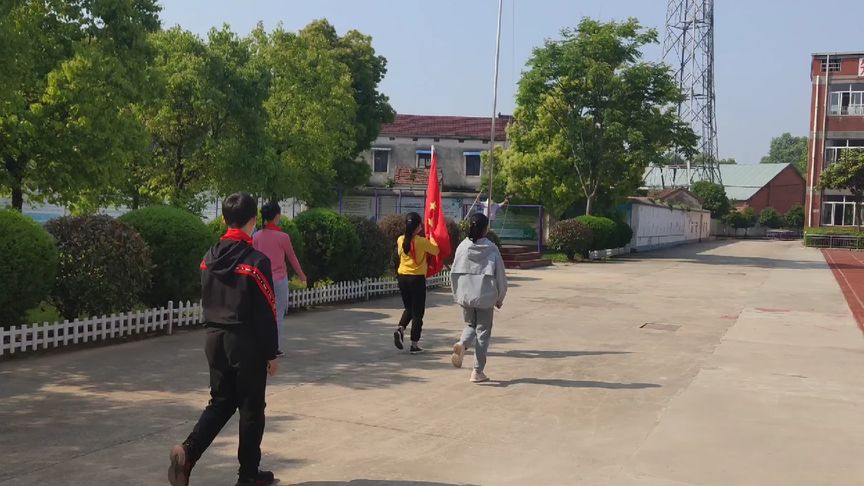 疫情之下,小学特殊的升旗仪式,国歌奏起,却“没有学生参与”