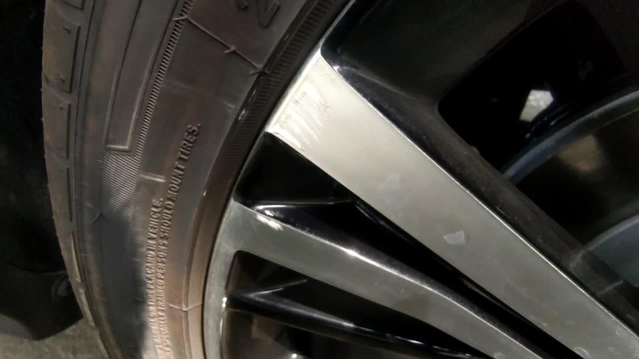 刮到轮毂了,要不要报保险去修复呢 ?自己买漆来喷可以吗