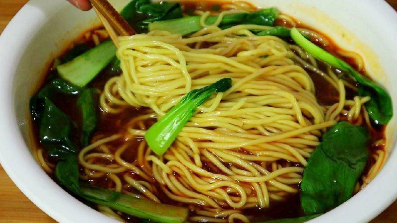 爱吃面条的要收藏,这样做简单又好吃,比炒面还香,越吃越过瘾