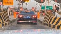 收费站遇到带字母的大众倒车,吓得我赶紧倒车,生怕被倒追尾了