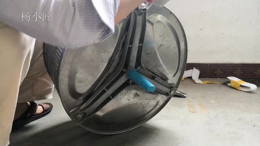 杨小匠:滚筒洗衣机内筒三脚架断了,脱水时摇晃很大,学习怎么换