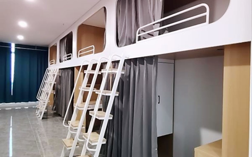 八人间宿舍,还配置上铺下桌?这该是多大空间啊!