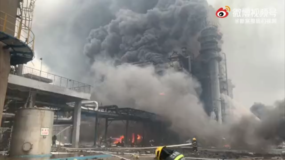 突发,江苏淮安一化工企业爆炸起火据称现场一死一伤