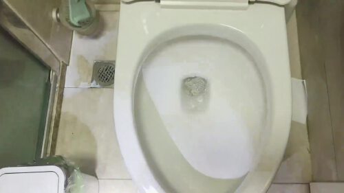 马桶底部瓷砖边渗水怎么解决?法兰垫片是不是选择正确的?最主要