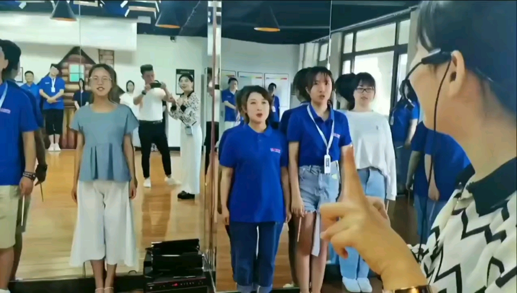 热烈祝贺潘老师为八音艺校开展的教师礼仪题专‬培训课圆程‬满礼成...