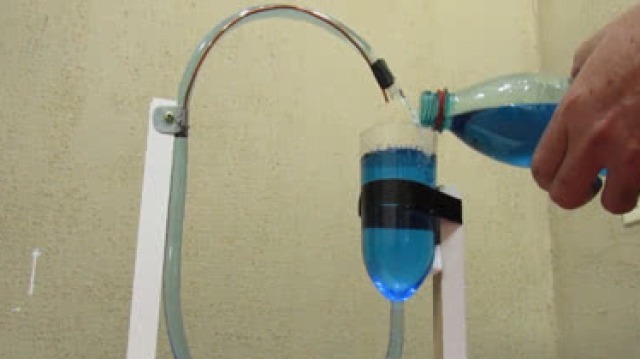 如何制作永远流动的水流?老外亲自演示,原理真的很神奇!