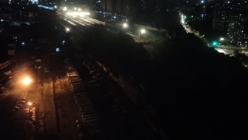 ...C牵引00465接近南京站,拉一组客车去南京东当机车乘务员临时宿营车