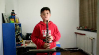 八岁男孩单簧管练习吹奏《加沃特舞曲》初学者有难度,技巧不熟。