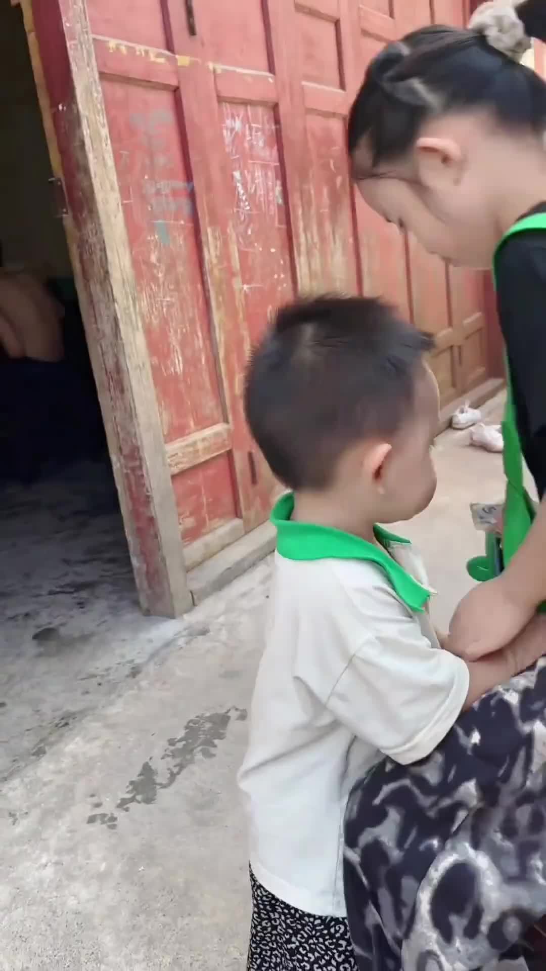 ...我在视频里回复一下,因为这个是去年冬天取的蜂蜜,已经在开始结晶了...