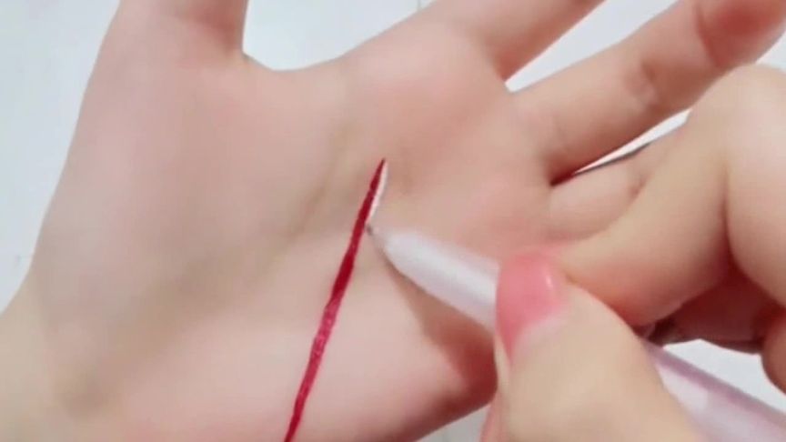 美女教你手绘伤口 让男友心疼