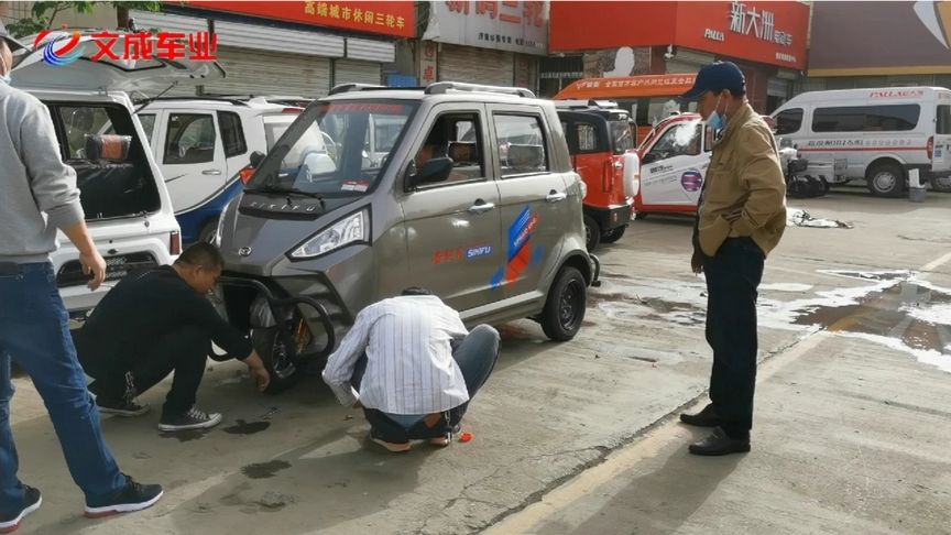 跑七百公里来选购全封闭燃油水冷三轮摩托车,等待挂好牌照开回去