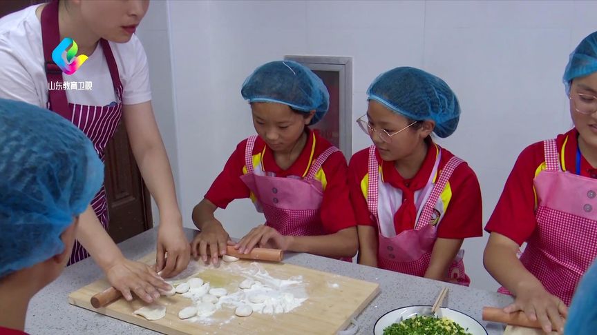山东各地劳动教育是怎么开展的?网友:小学孩子就学会包水饺了!