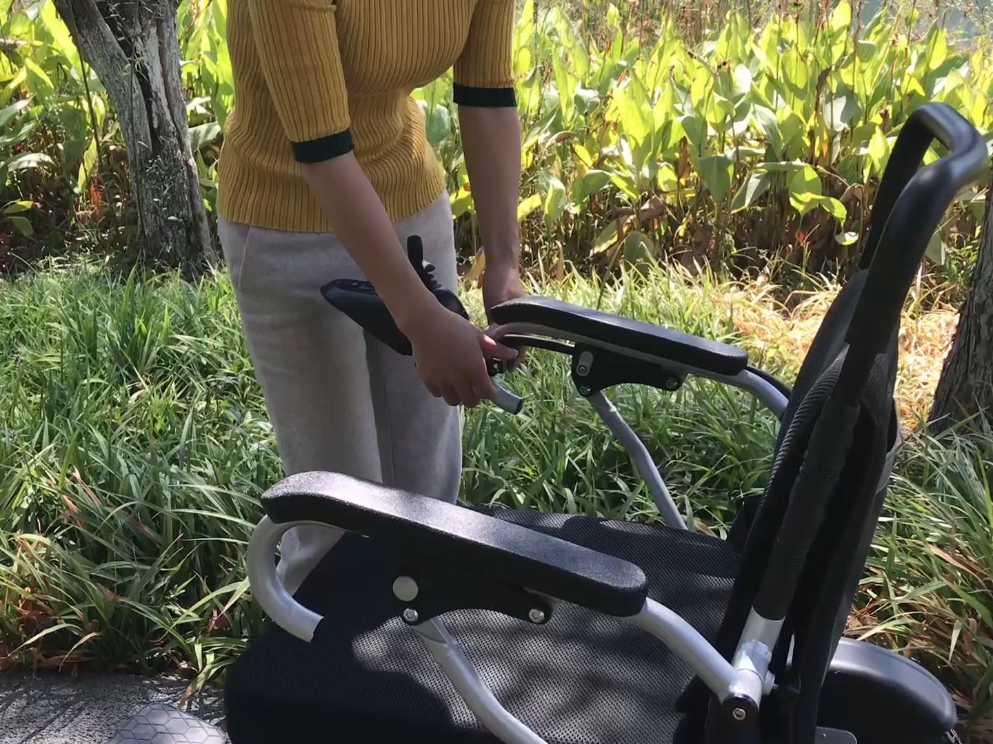 第58集:小飞哥轻便款203电动轮椅,厚控制器操作演示指南