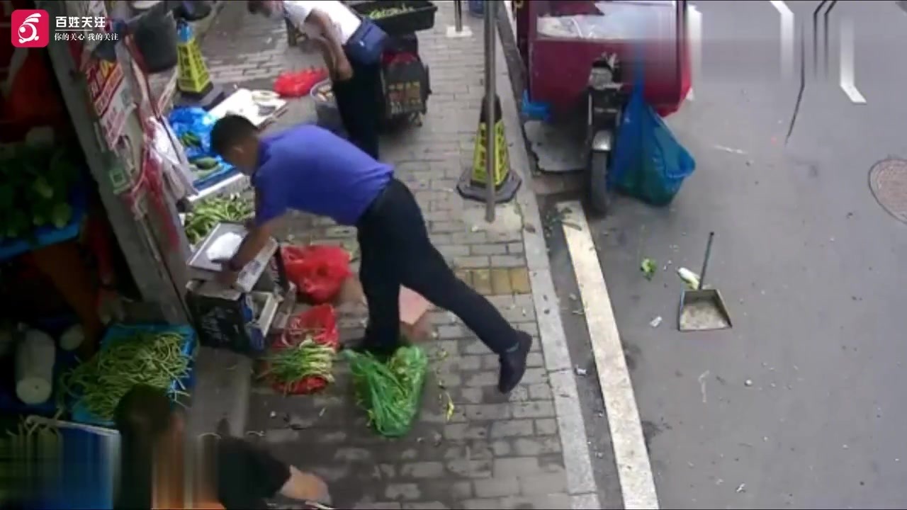 南昌一街道城管处置占道经营当街摔小贩电子秤官方:正处理