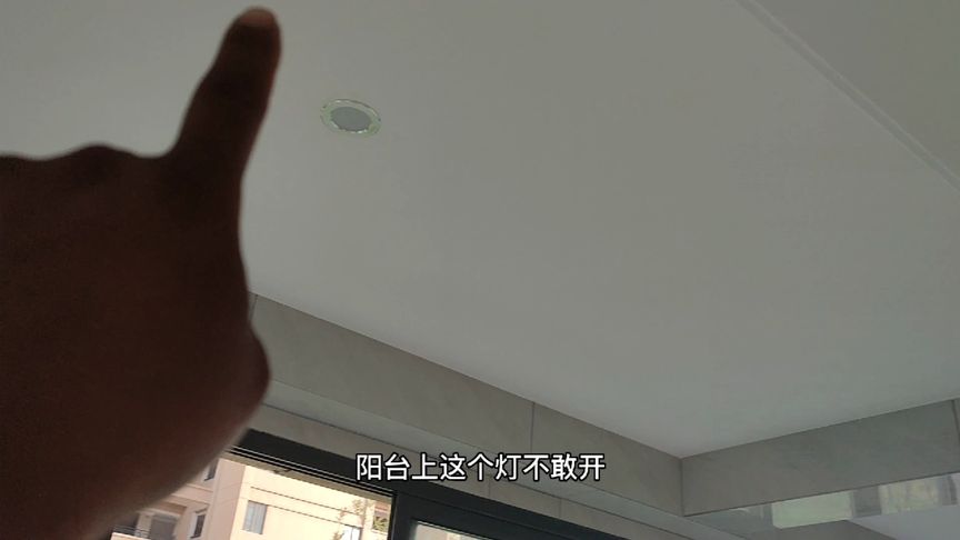 婚房里阳台灯一开电箱就砰的一声跳闸,水电工粗心大意惹的祸