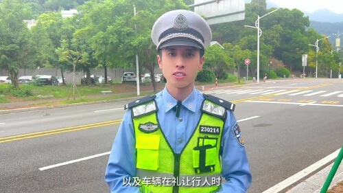 车辆在礼让行人时,行人应该怎么做?礼让行人文明守法平安回家