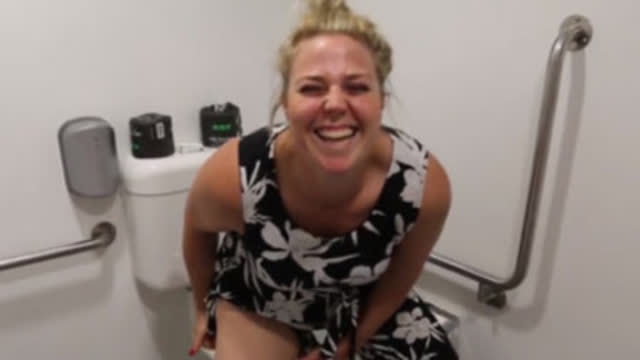 穿C字裤怎么上厕所