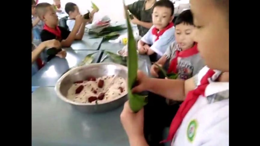 我们是农村的孩子,寒假爱劳动,劳动使我们了不起!加油,我们!