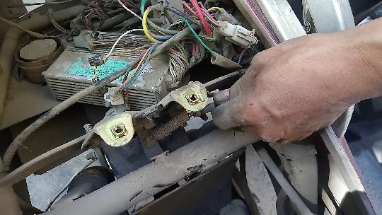 电动车后座包锁半年没打开过,想要修好得设法打开,就的用这两招