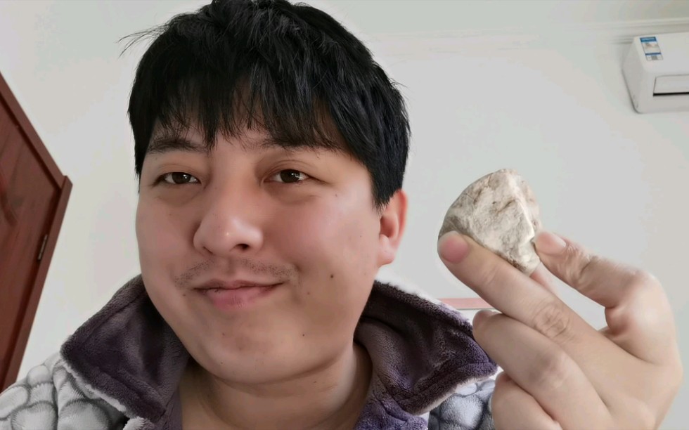 第十二天挑战公斤料切出冰种翡翠,可惜这次老王直接拿必垮得料子