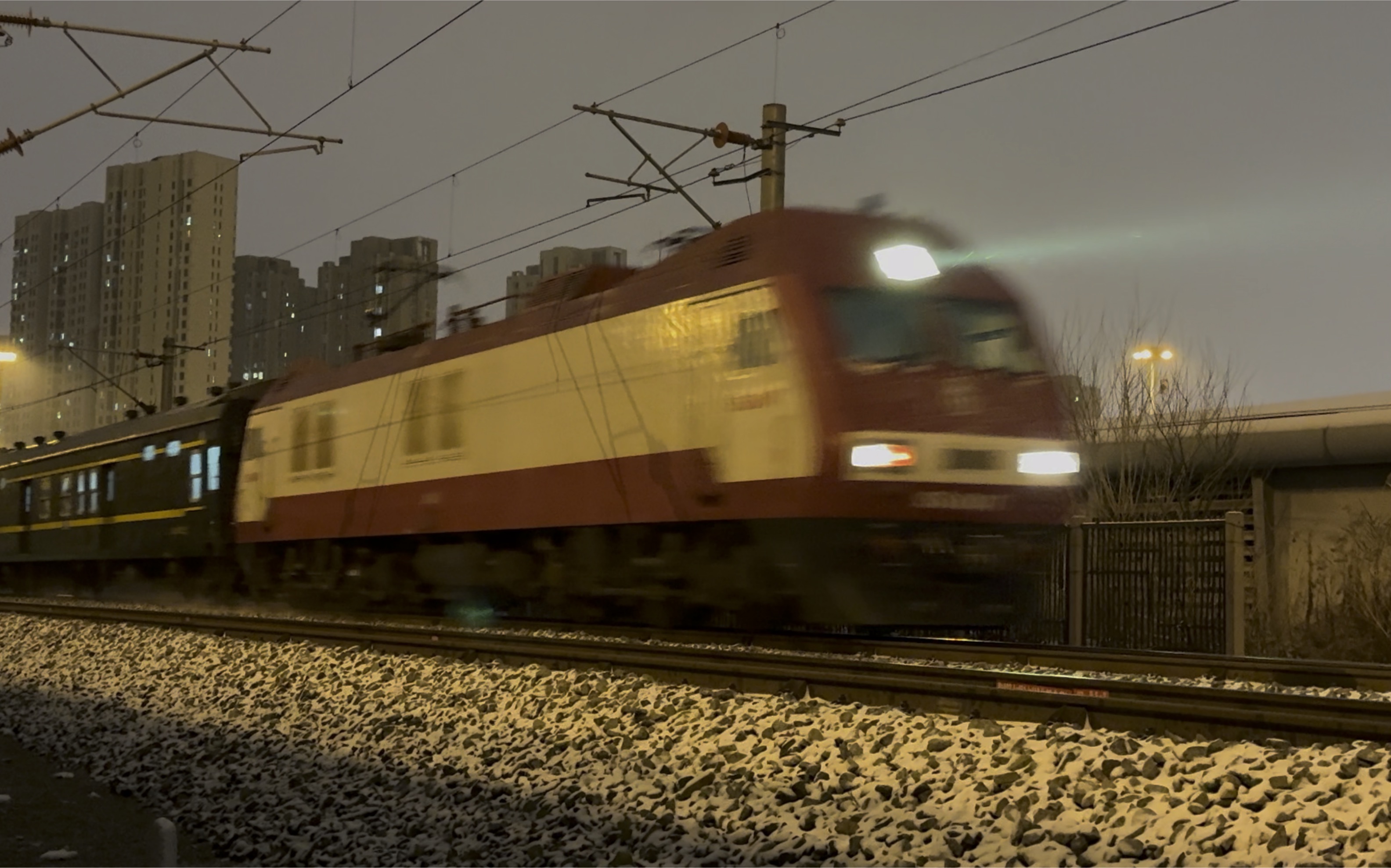 京局京段SS9G牵引T35(北京-合肥)次列车由京沪线下行准备驶入天津...