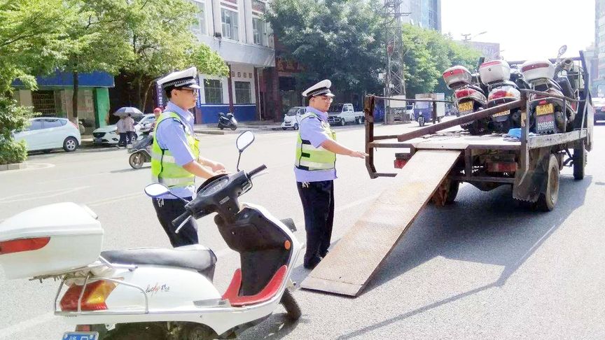 新规提醒:电动车罚款制度已实行,敢这样骑车罚到你怀疑人生!