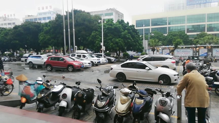 小伙去电脑商城买个笔记本外接键盘,直接装上不能用,什么原因?