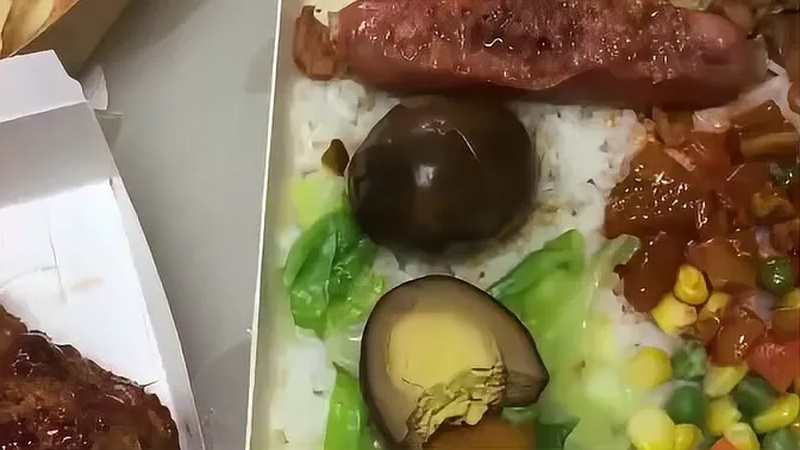 网红减脂餐外卖被曝出现蟑螂