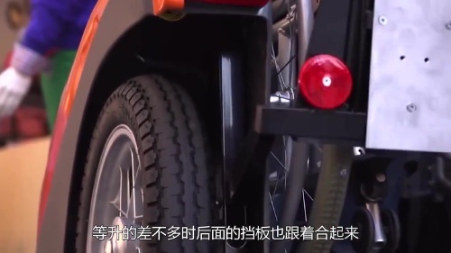 残疾人专用摩托车,腿脚不便也能兜风,这设计的太暖心了