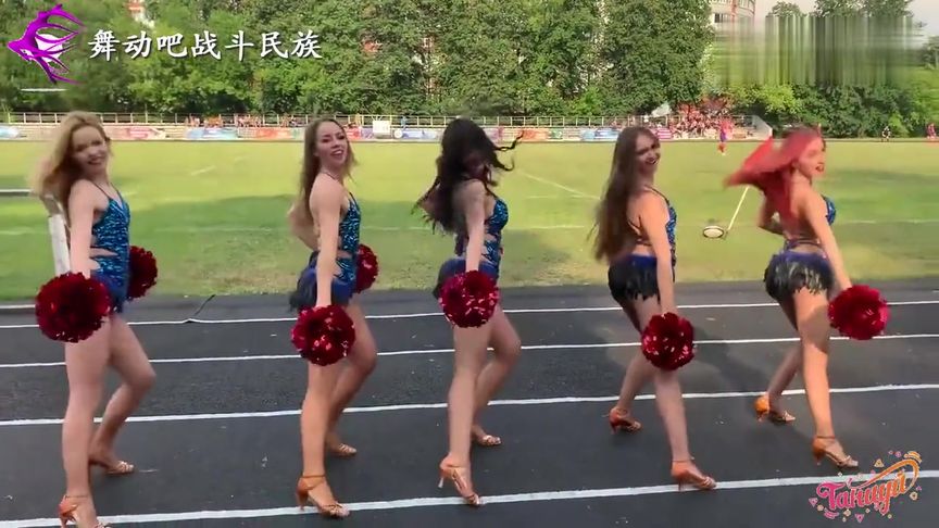 运动会在校长面前跳“健美操”,外国大学啦啦队女孩一下出名了
