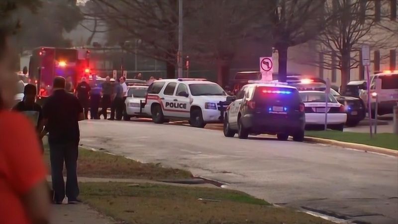 美国德州发生一起校园枪击案一名学生误射杀死自己的同学