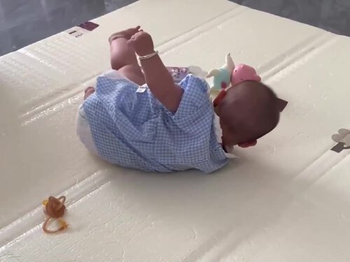人类幼崽模仿力爆棚!看小宝贝神还原大人动作笑翻全场