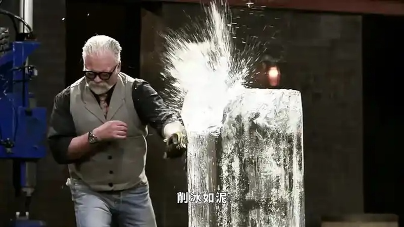 游戏武器仿造,《刺客信条》《老头环》同款五指剑,轻松刺穿猪身