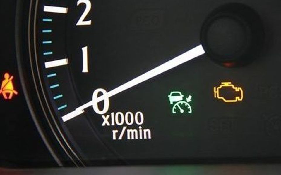 发动机黄灯亮是什么原因?到底该怎么解决,老司机教你一招轻松搞定!