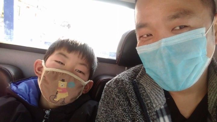 和家里的小狗玩被咬了,去打针。小朋友害怕了!朋友们注意安全啊