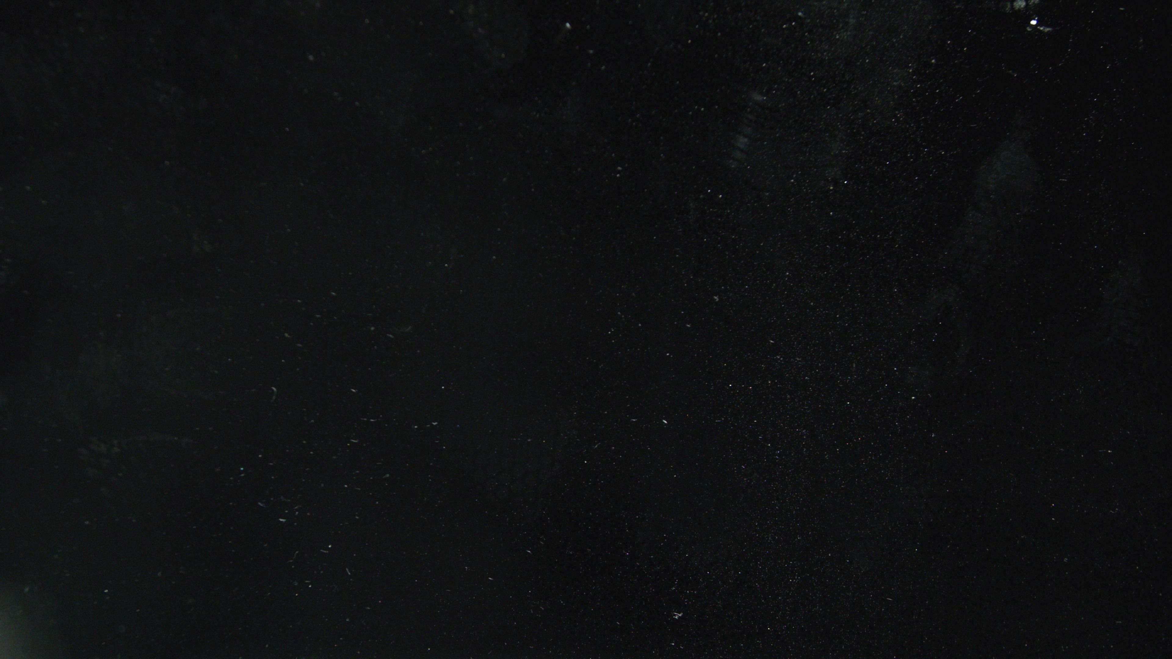 【素材】89.1.2 玻璃撞击炸裂破碎素材——(普通玻璃)面前的玻璃被锐...